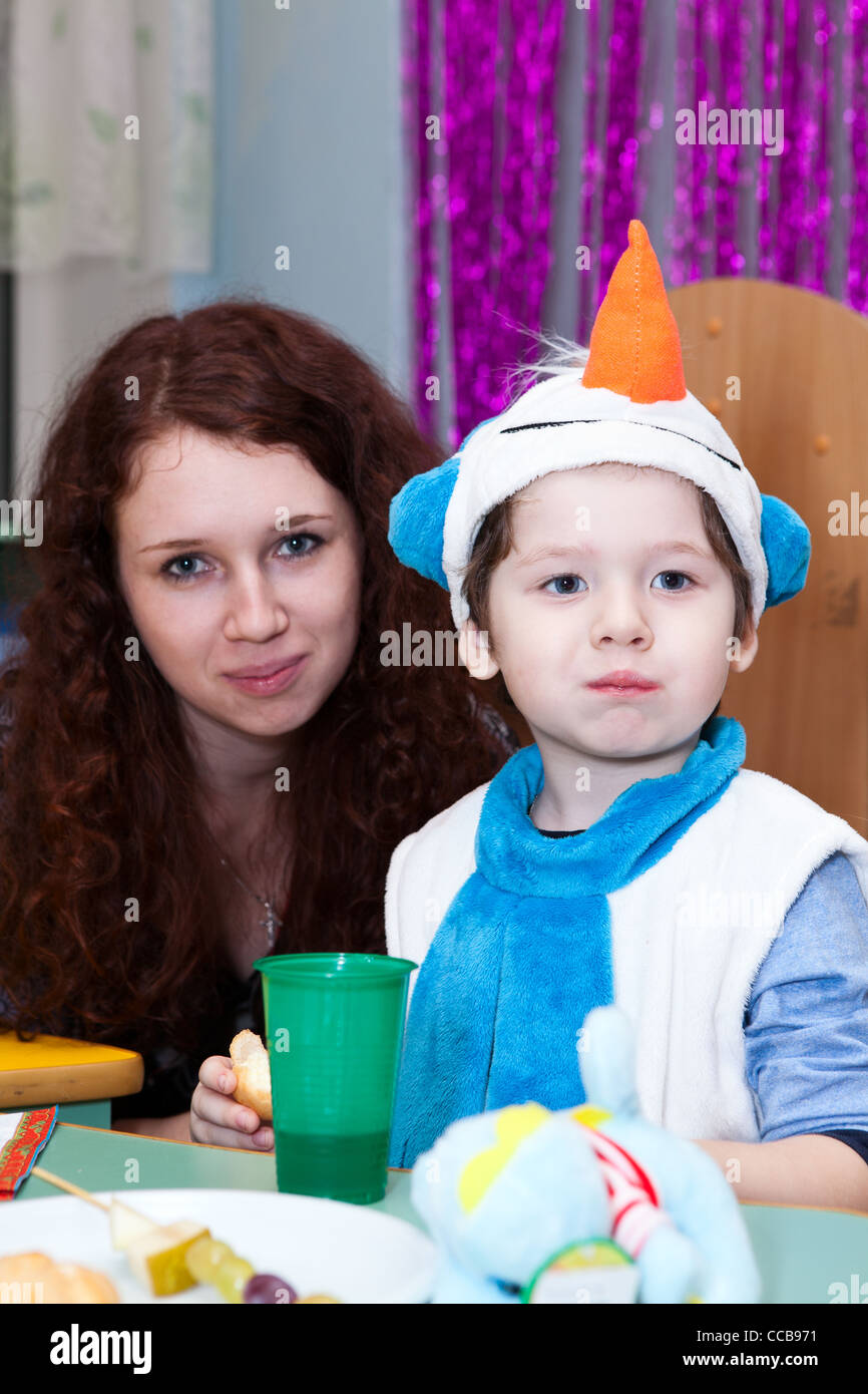 Children eating lunch at kindergarten hi-res stock photography and ...