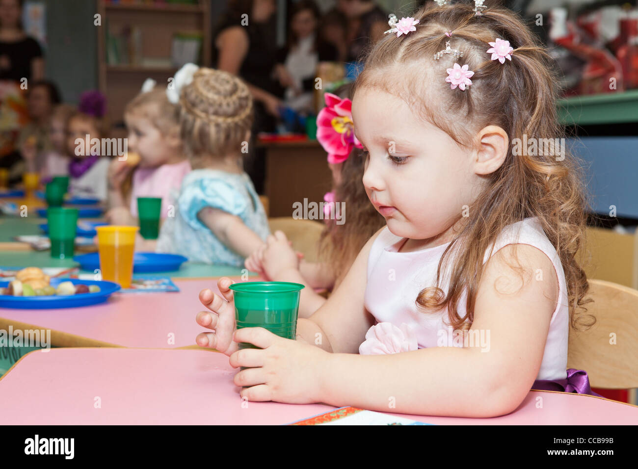 Infant school kids eating hi-res stock photography and images - Alamy