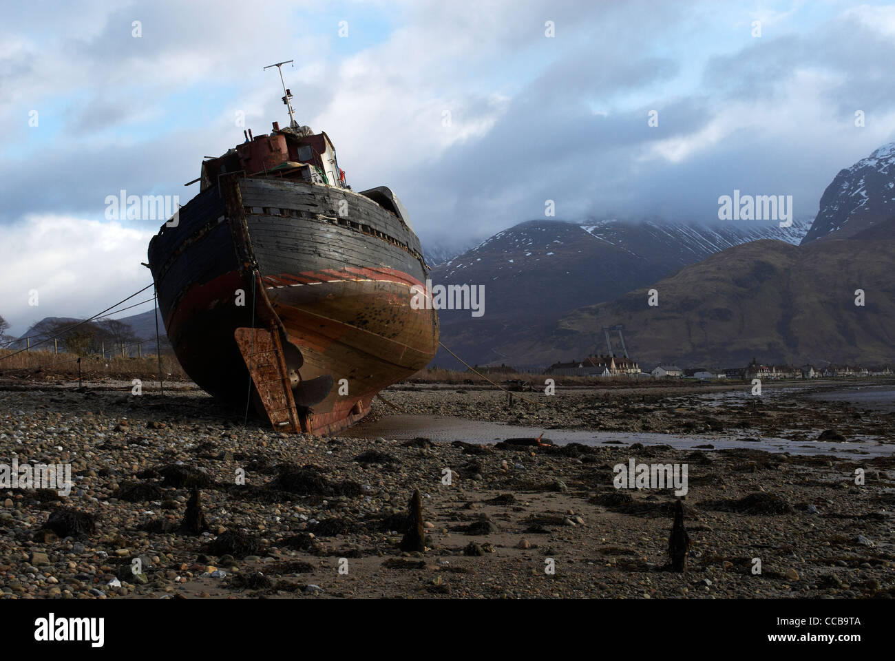 Ruined boat hi-res stock photography and images - Alamy