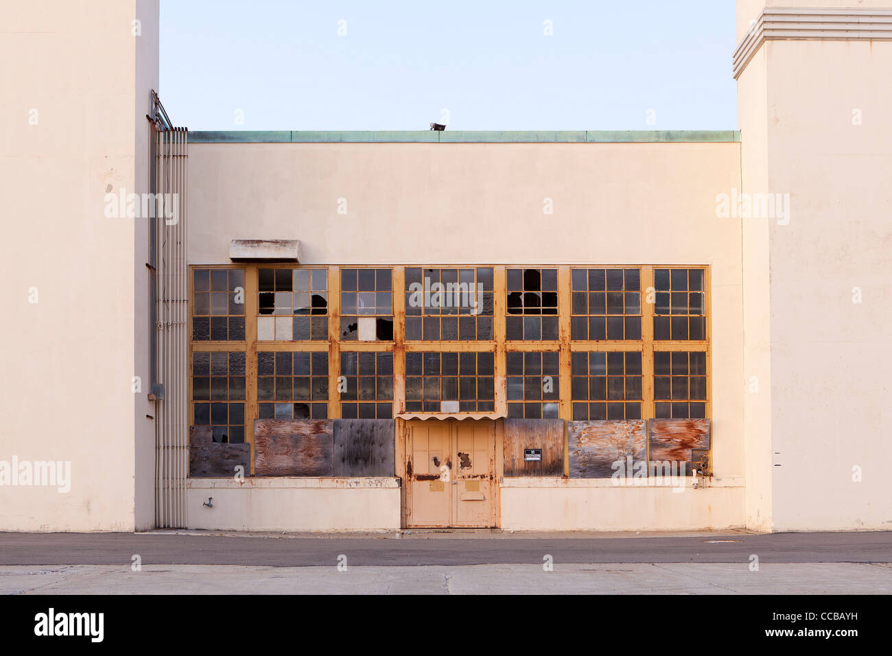 Broken windows hi-res stock photography and images - Alamy