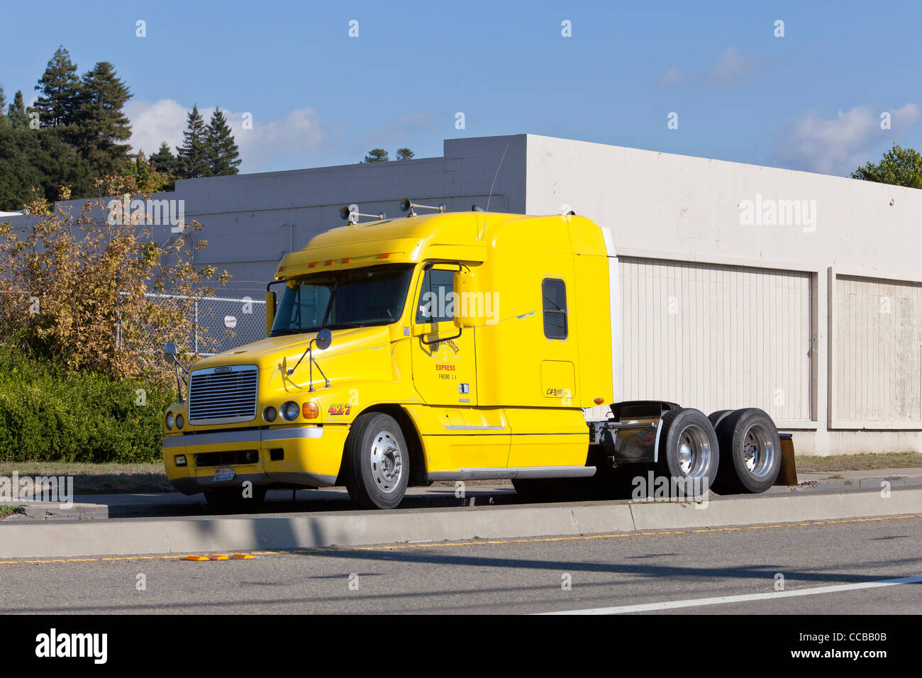 Freightliner truck hi-res stock photography and images - Alamy
