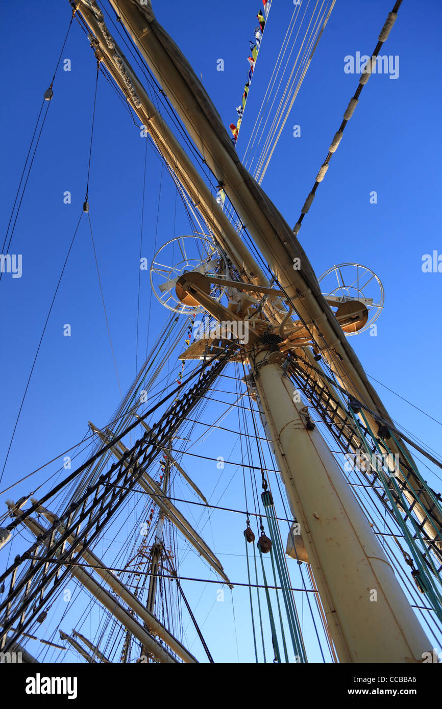 Old Ship tackles on the frigate Stock Photo - Alamy