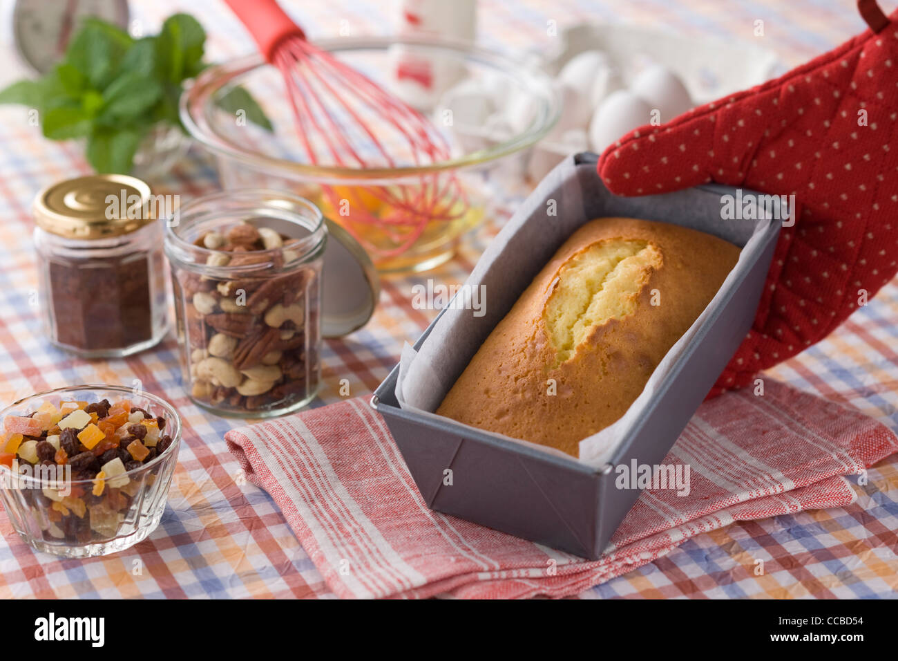 Human Hand Holding Pound Cake in Mold Stock Photo - Alamy