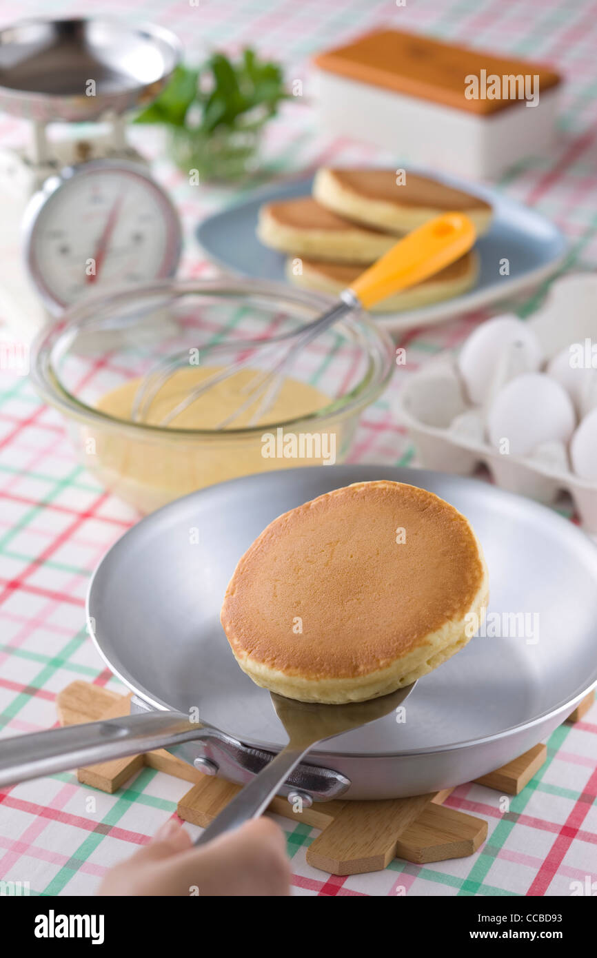 Food turner hi-res stock photography and images - Alamy