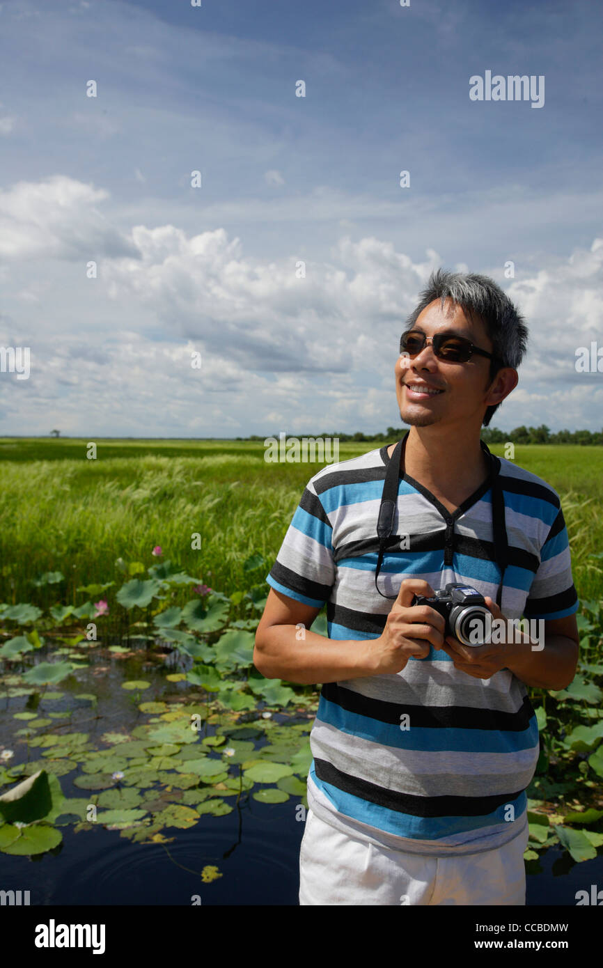 man outside holding camera looking up Stock Photo - Alamy