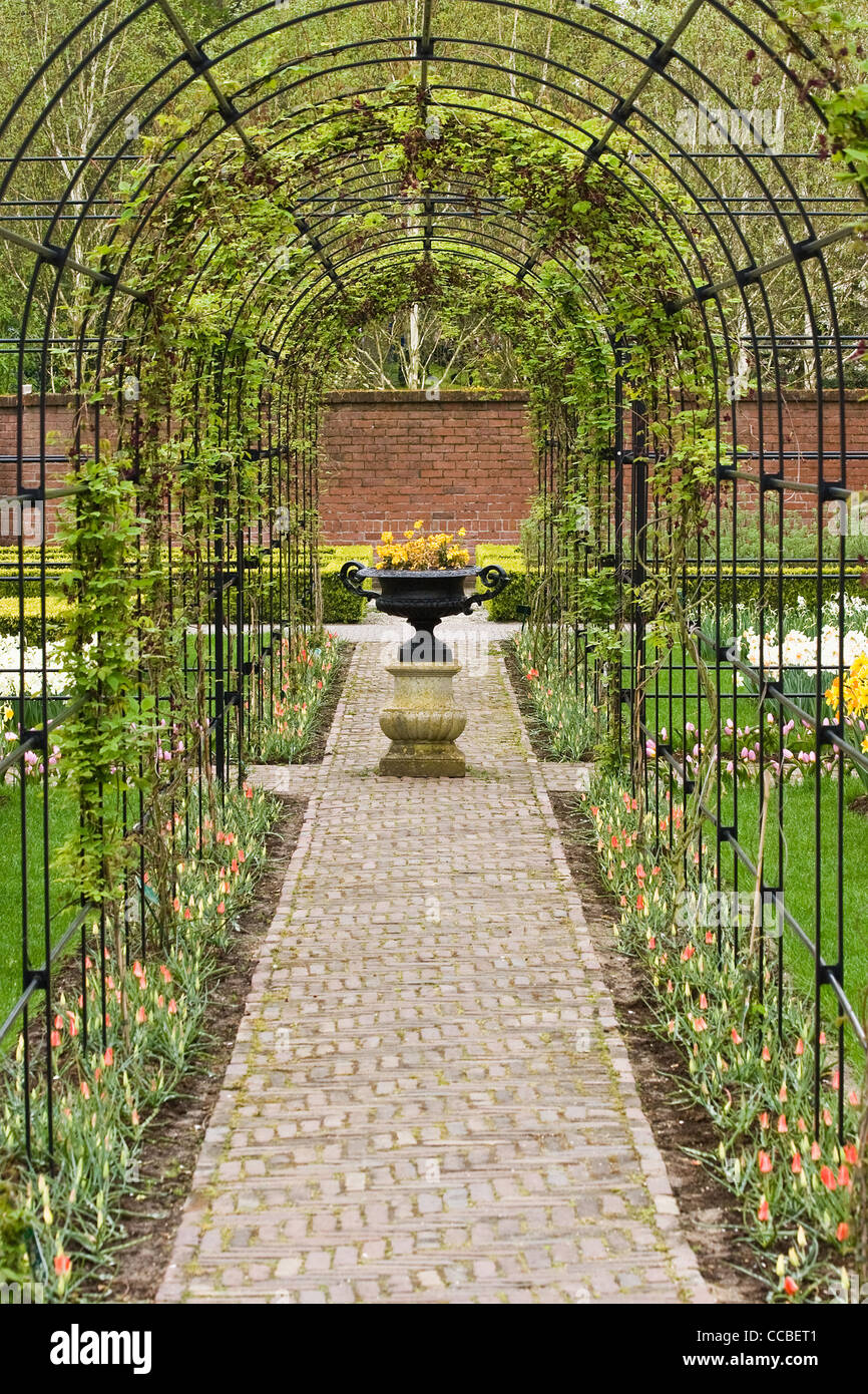 Pergola and flowers hi-res stock photography and images - Alamy