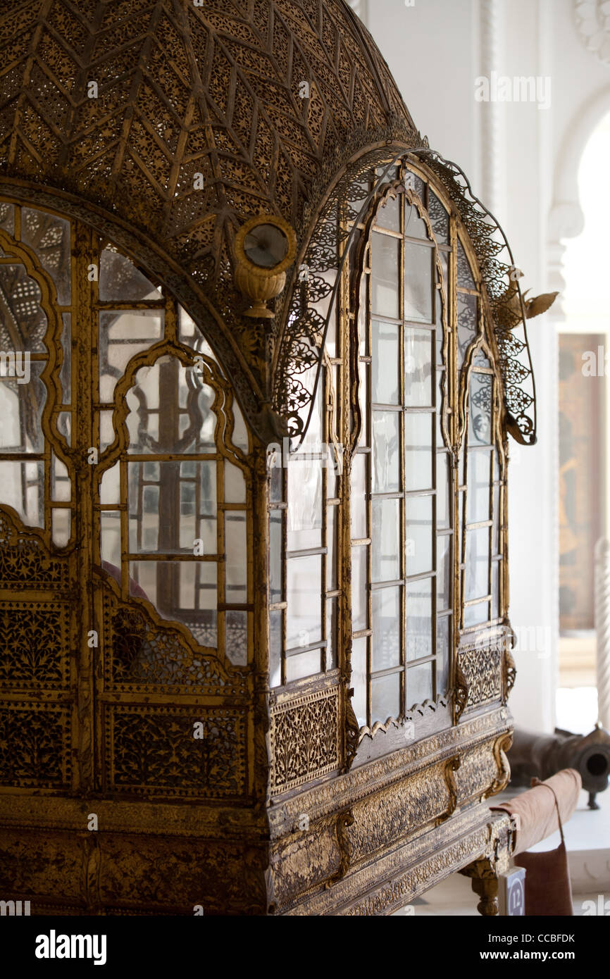 Palanquin hi-res stock photography and images - Alamy