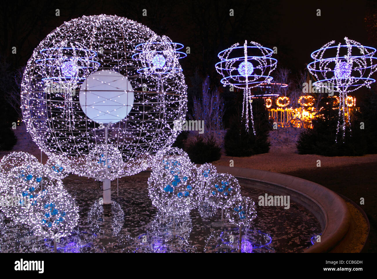 Christmas decorations at night hi-res stock photography and images - Alamy