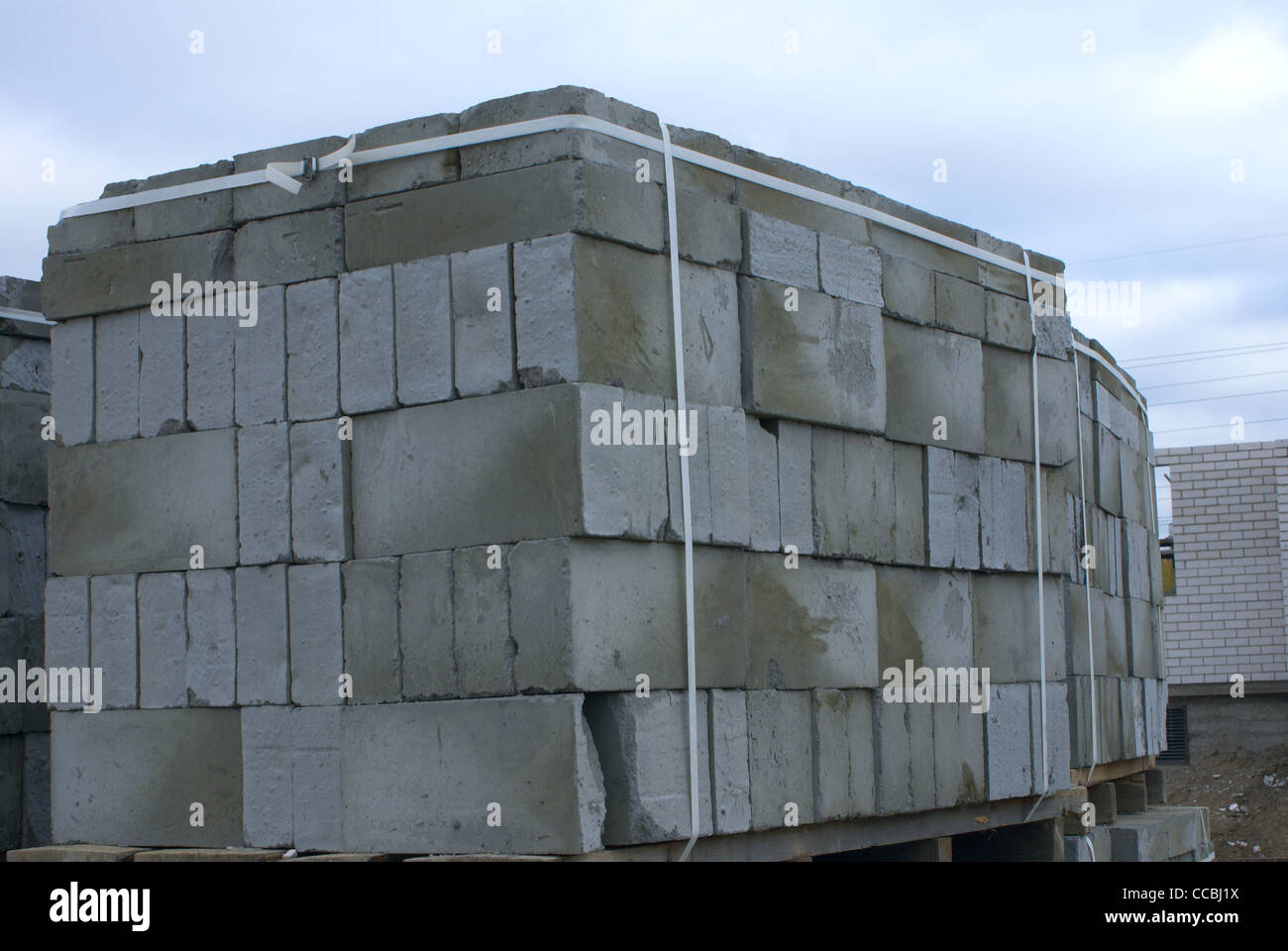 Scattered bricks on a building site Stock Photo - Alamy