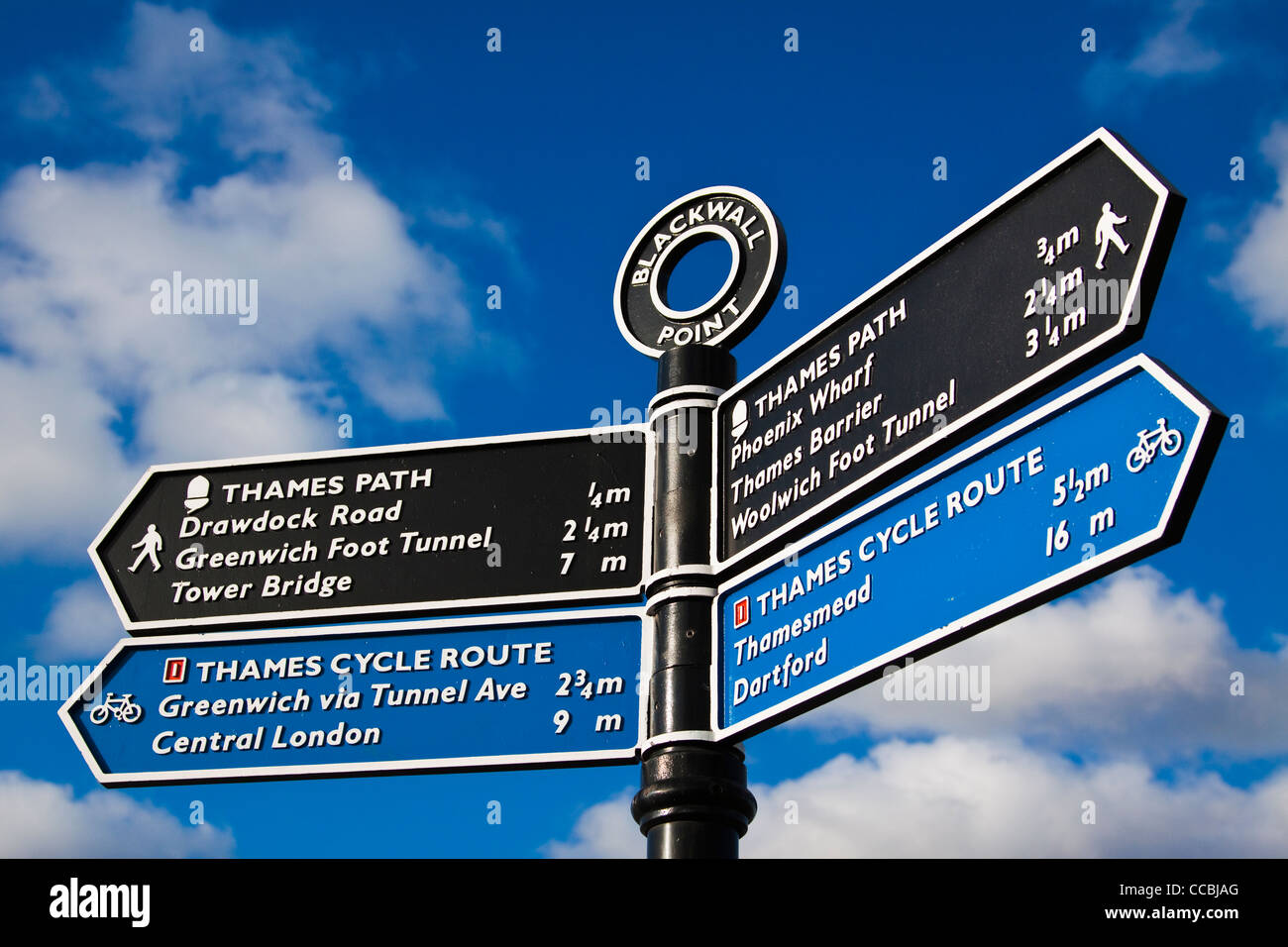 Thames path sign hi-res stock photography and images - Alamy
