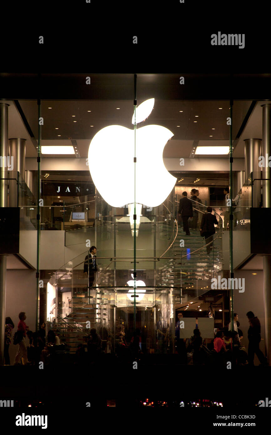 The outside of a the very busy Apple Store, 8 Finance Street ...