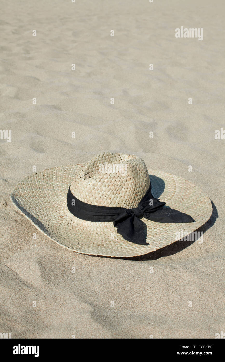 Straw hat on beach Stock Photo - Alamy