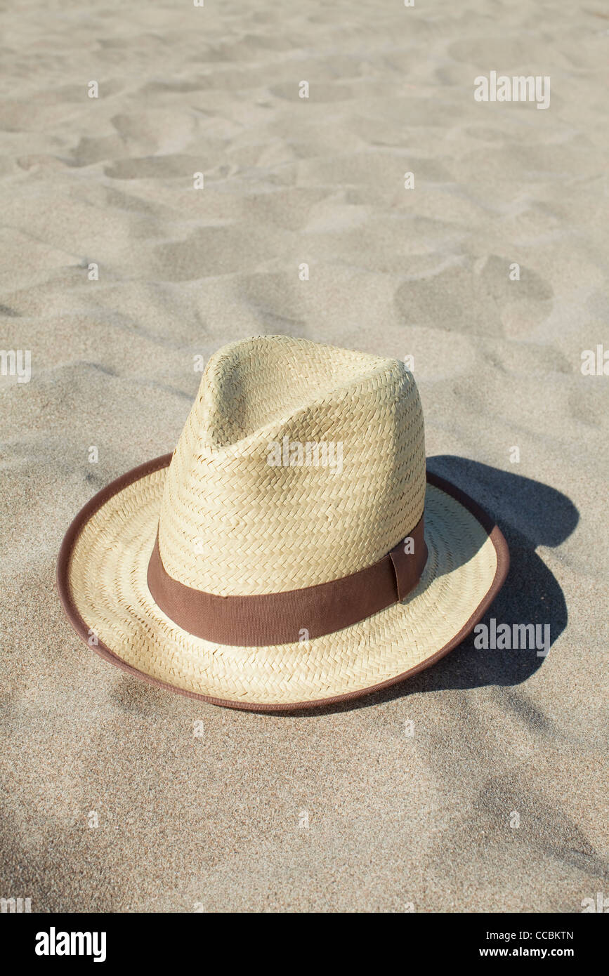 Straw hat on beach Stock Photo - Alamy