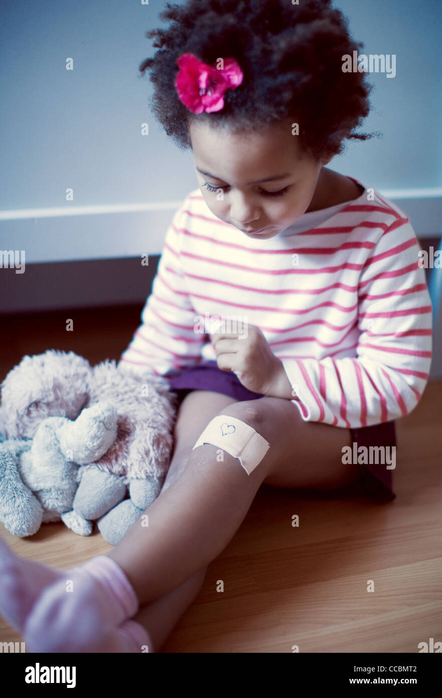 Girl band aid on knee knee hi-res stock photography and images - Alamy