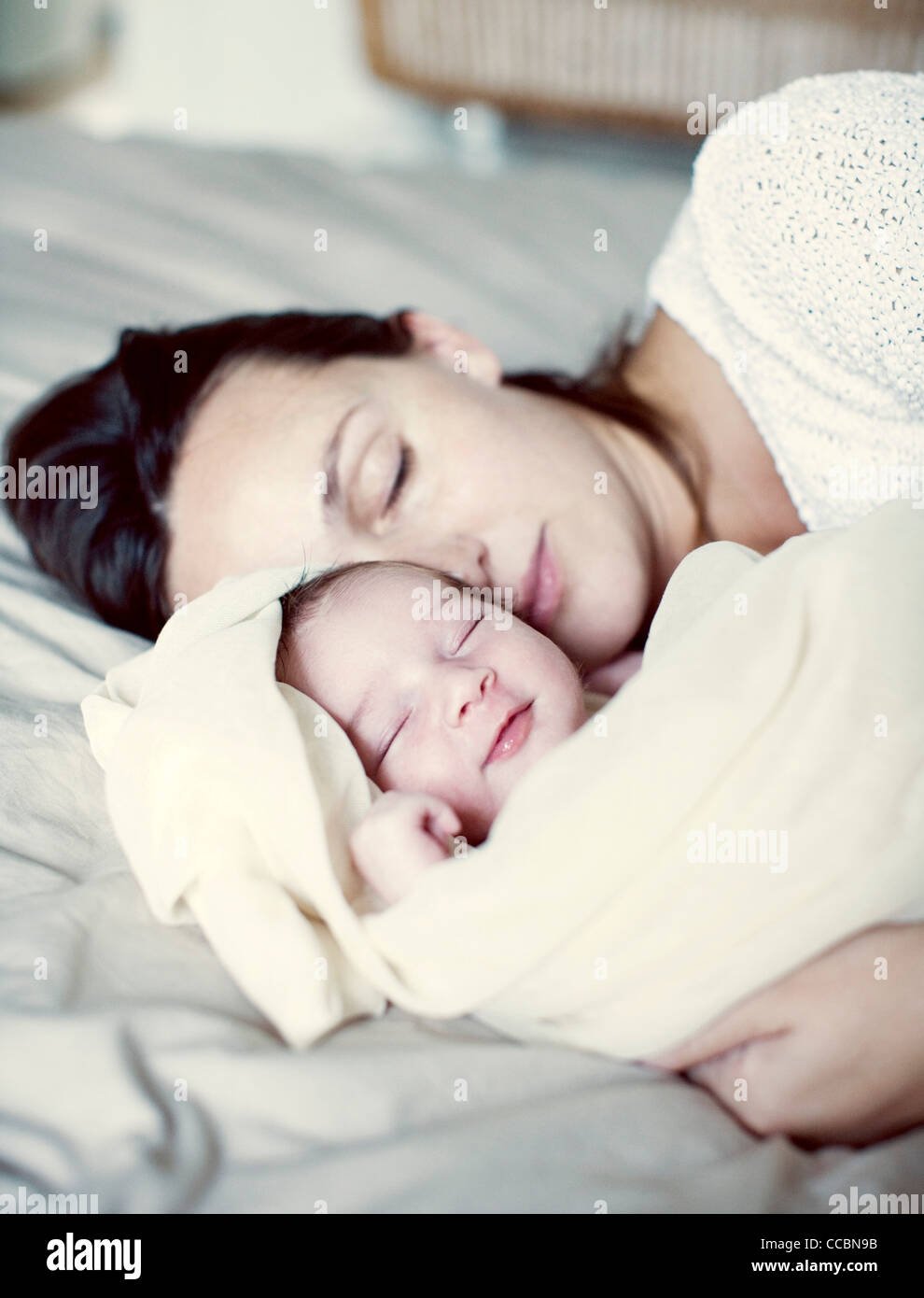 Family of three people sleeping in one bed hi-res stock photography and ...