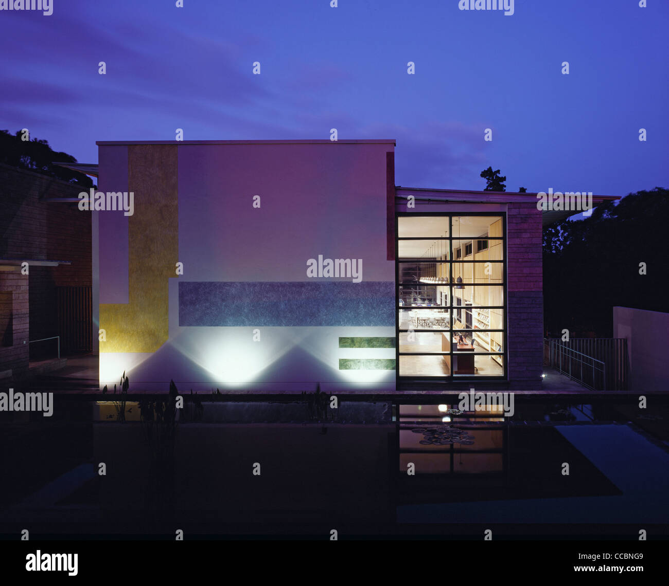 BRITISH COUNCIL OFFICES NIGHT VIEW FROM STREET Stock Photo - Alamy