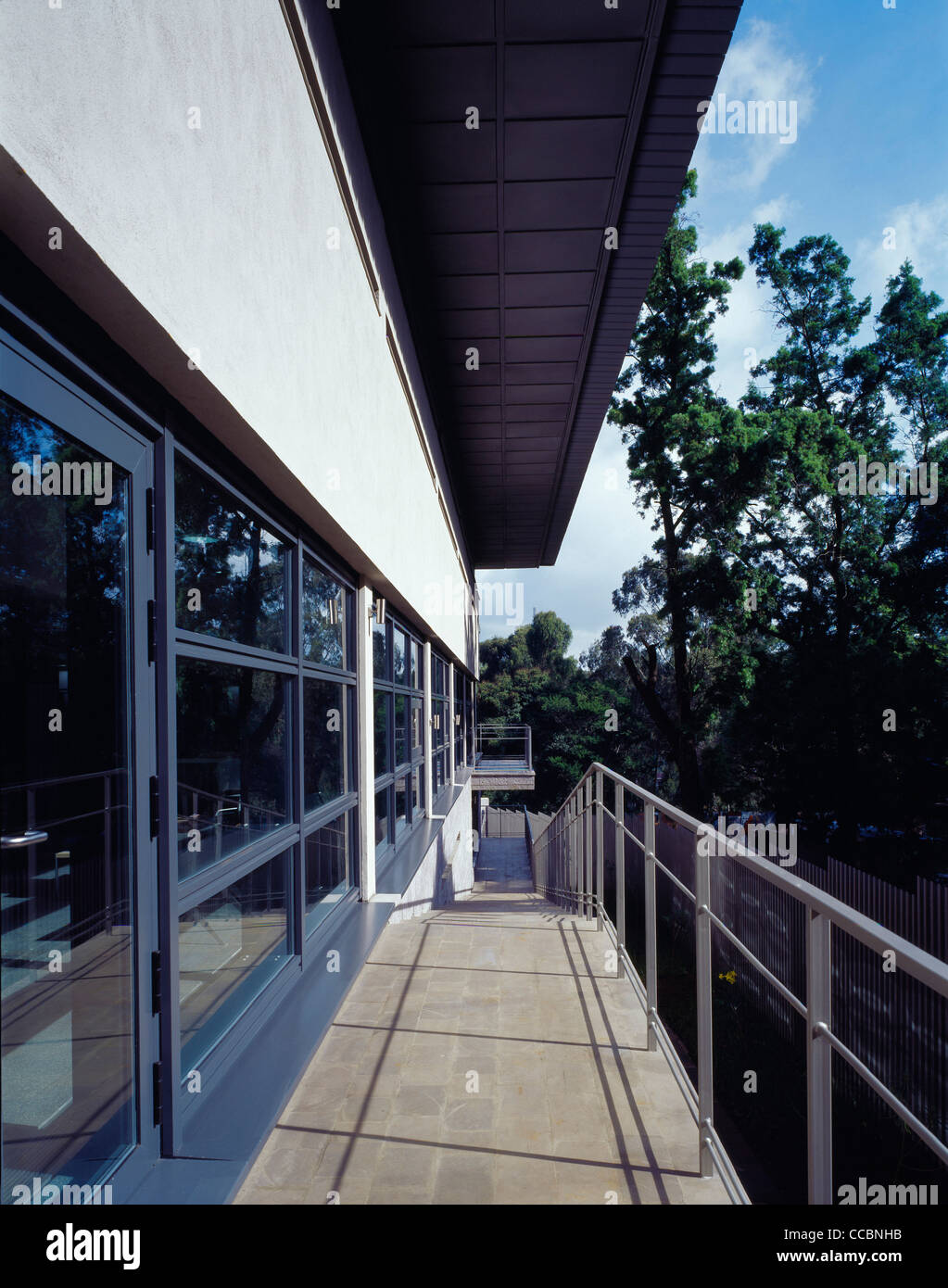 BRITISH COUNCIL OFFICES EAST ELEVATION WALKWAY Stock Photo - Alamy