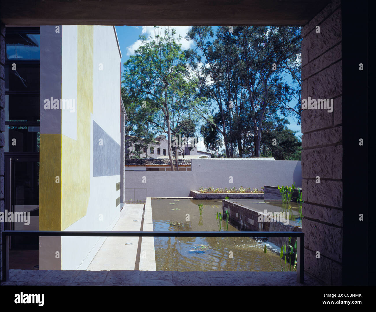 BRITISH COUNCIL OFFICES WATER FEATURE FROM ENTRANCE LODGE Stock Photo ...
