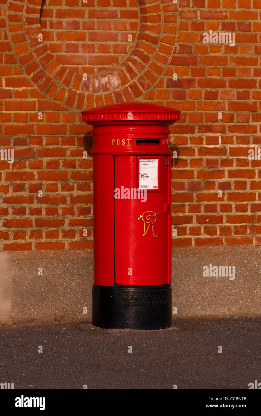 Red Victorian Cast Iron Royal Mail Post Box Postbox UK Stock Photo - Alamy