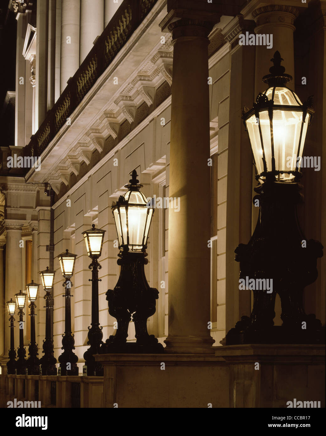 Hsbc bank building night hi-res stock photography and images - Alamy