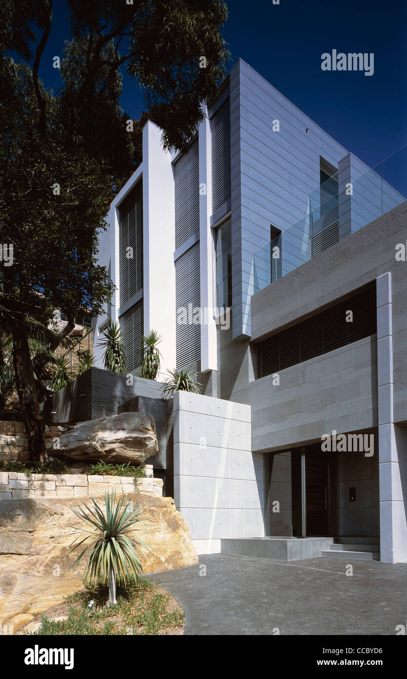 PRIVATE HOUSE VIEW OF HOUSE + ENTRANCE FROM DRIVEWAY Stock Photo - Alamy