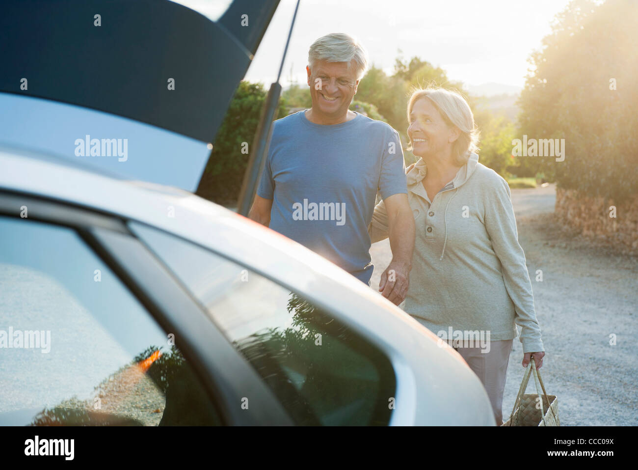 Senior couple loading car Stock Photo - Alamy