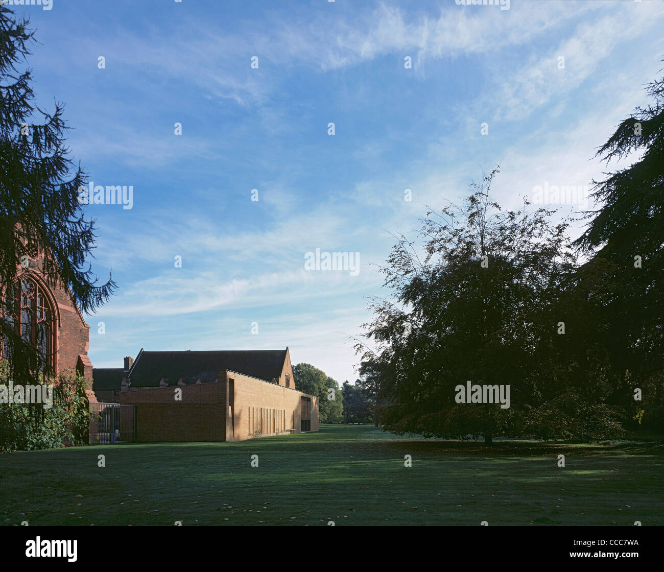 THE DUKE BUILDING - GIRTON COLLEGE LIBRARY ARCHIVE FLANKED BY ...