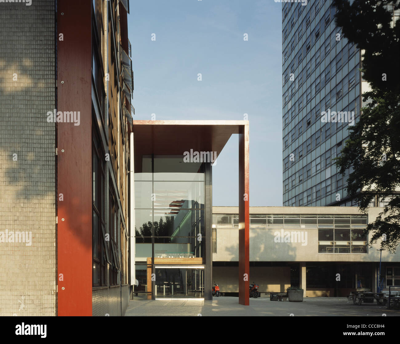 LONDON COLLEGE OF COMMUNICATION ENTRANCE WITH EXISTING BUILDINGS Stock ...