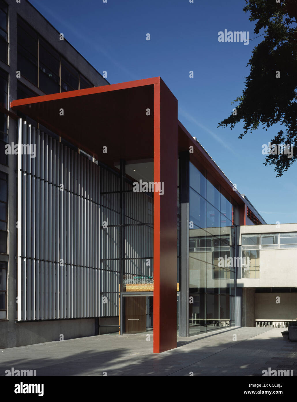 LONDON COLLEGE OF COMMUNICATION ENTRANCE WITH LOUVRE SCREEN AGAINST ...