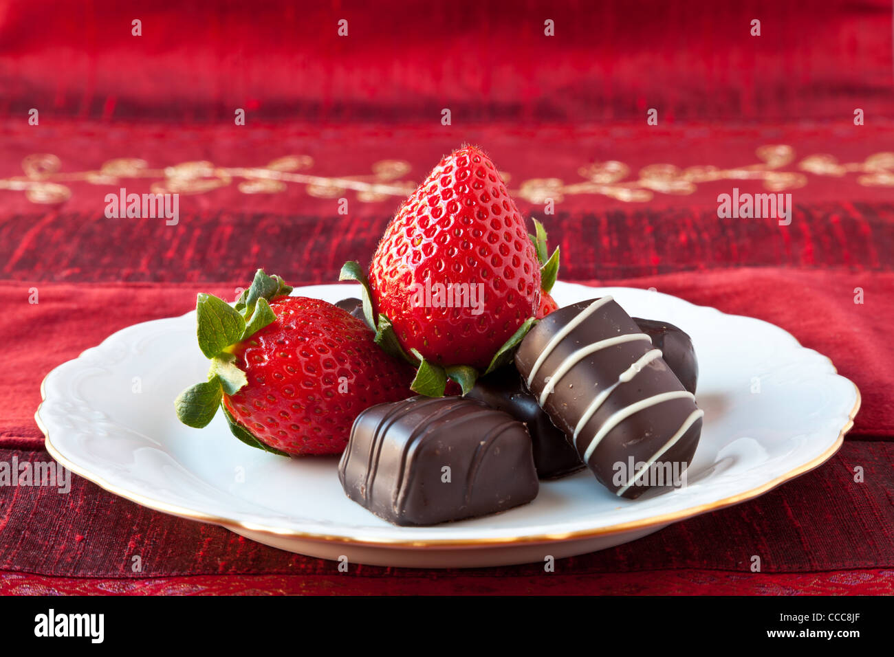 Gold Rim Plates High Resolution Stock Photography and Images - Alamy