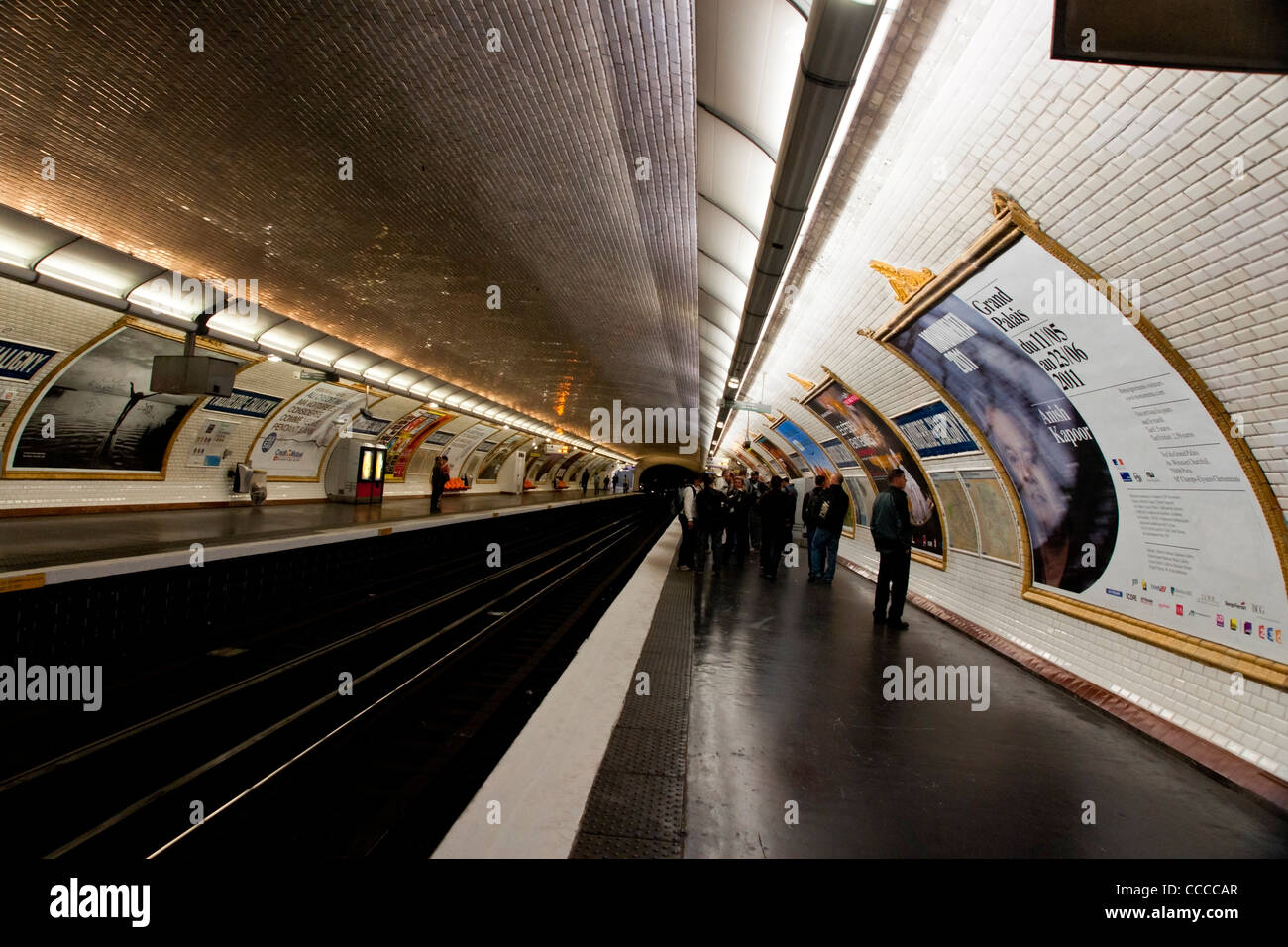 Crowded metro station paris france hi-res stock photography and images ...
