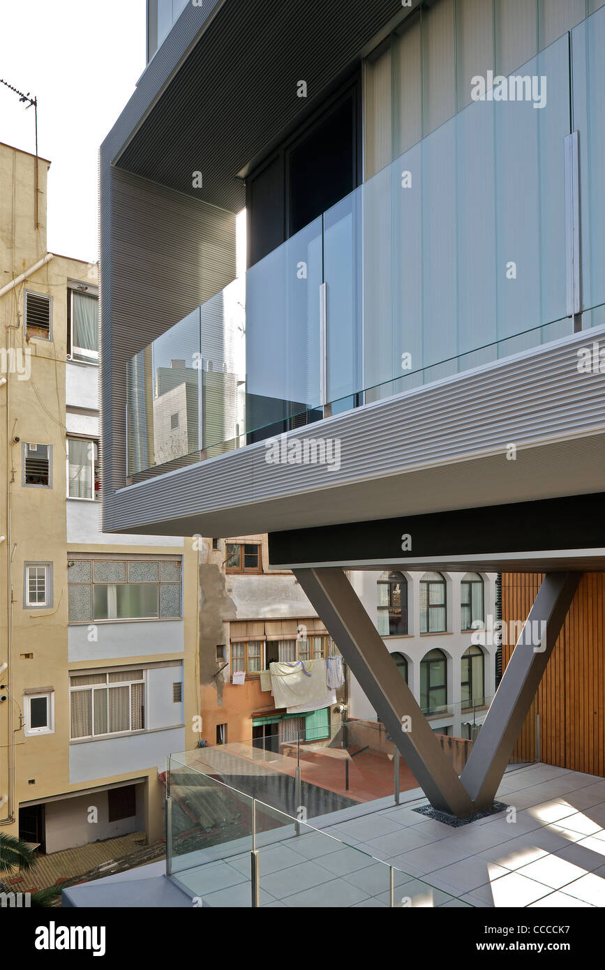 DETAIL SHOWING FIRST FLOOR COMMUNAL TERRACE AND CONCRETE STRUCTURAL ...