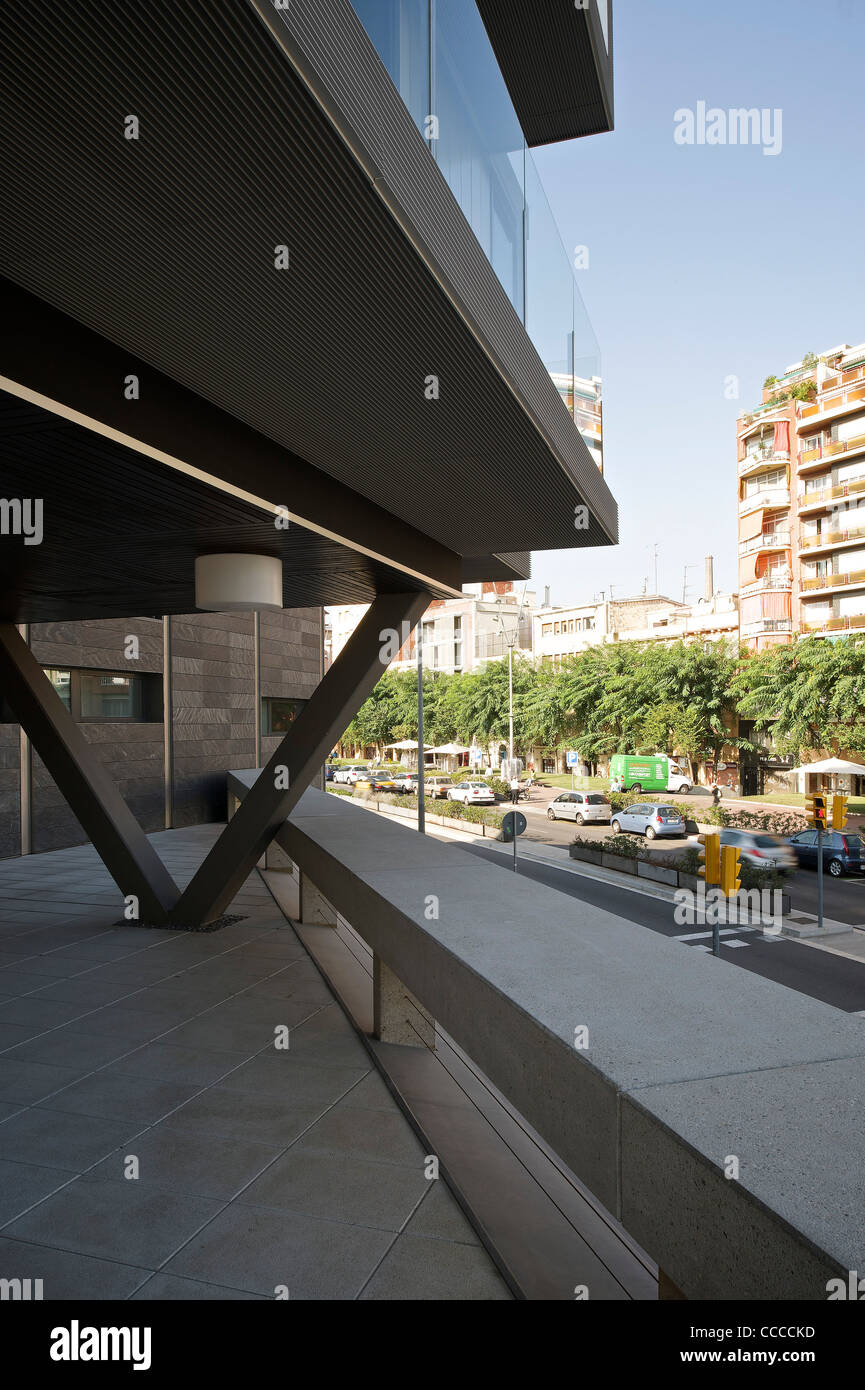 DETAIL SHOWING FIRST FLOOR COMMUNAL TERRACE AND CONCRETE STRUCTURAL ...