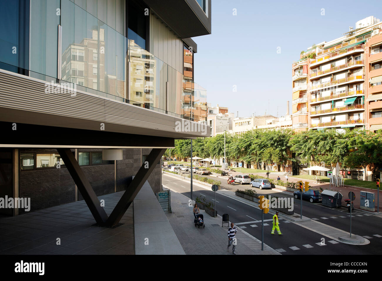 DETAIL SHOWING FIRST FLOOR COMMUNAL TERRACE AND CONCRETE STRUCTURAL ...