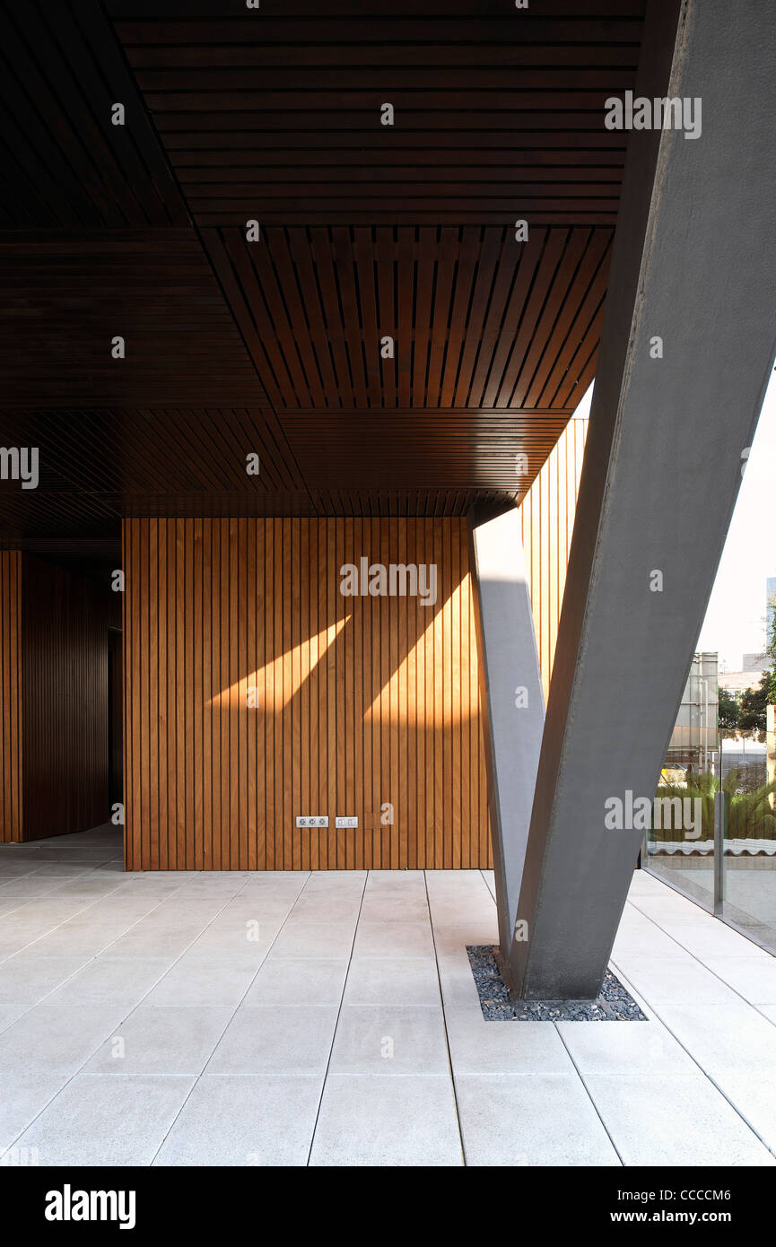 DETAIL SHOWING FIRST FLOOR COMMUNAL TERRACE AND CONCRETE STRUCTURAL ...