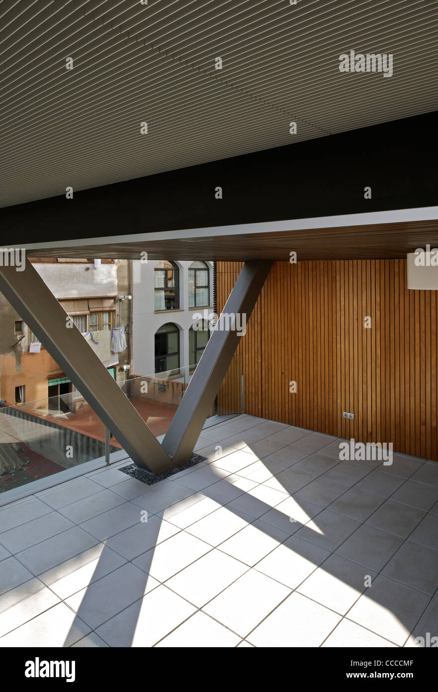 DETAIL SHOWING FIRST FLOOR COMMUNAL TERRACE AND CONCRETE STRUCTURAL ...