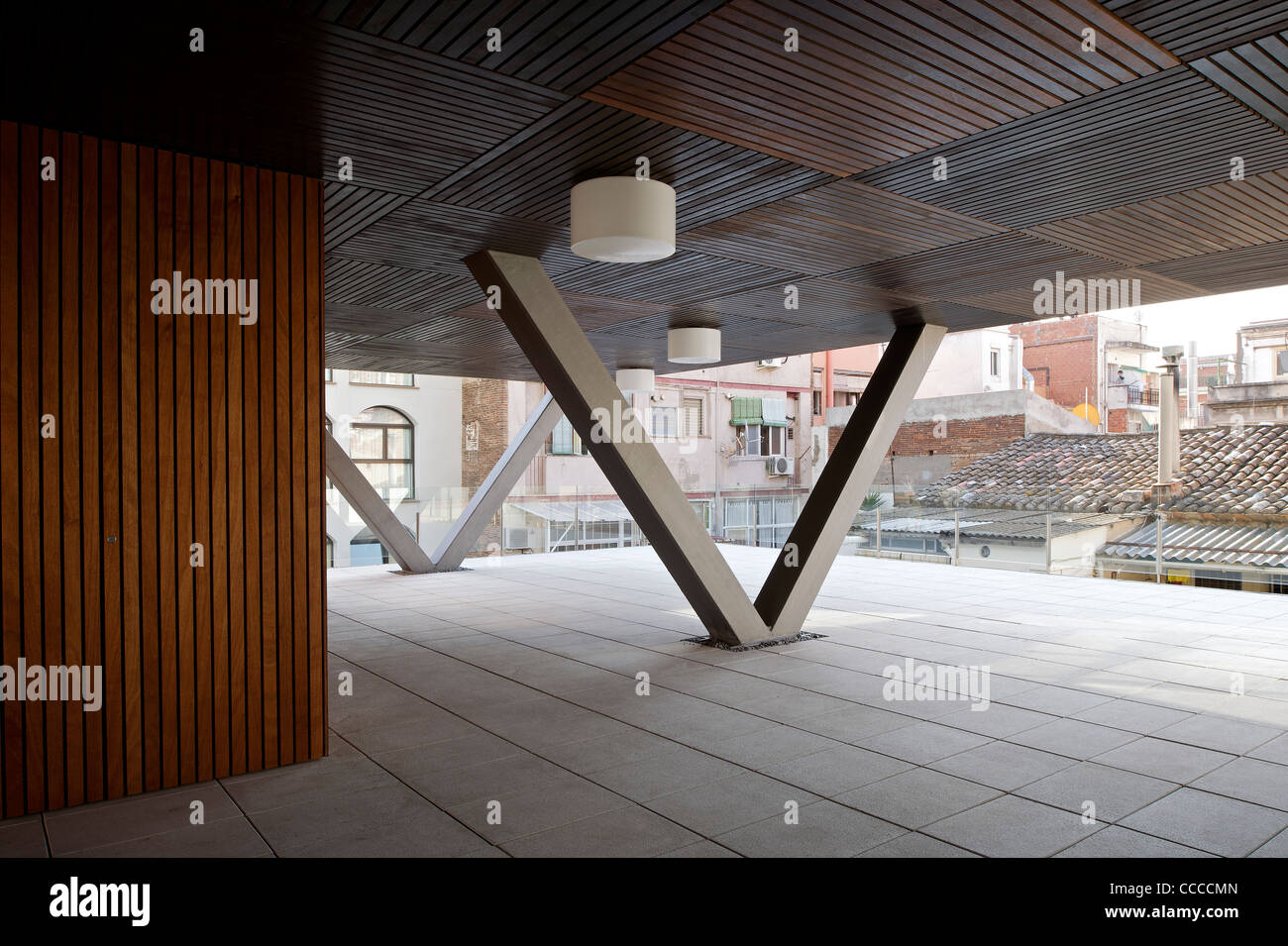 DETAIL SHOWING FIRST FLOOR COMMUNAL TERRACE AND CONCRETE STRUCTURAL ...