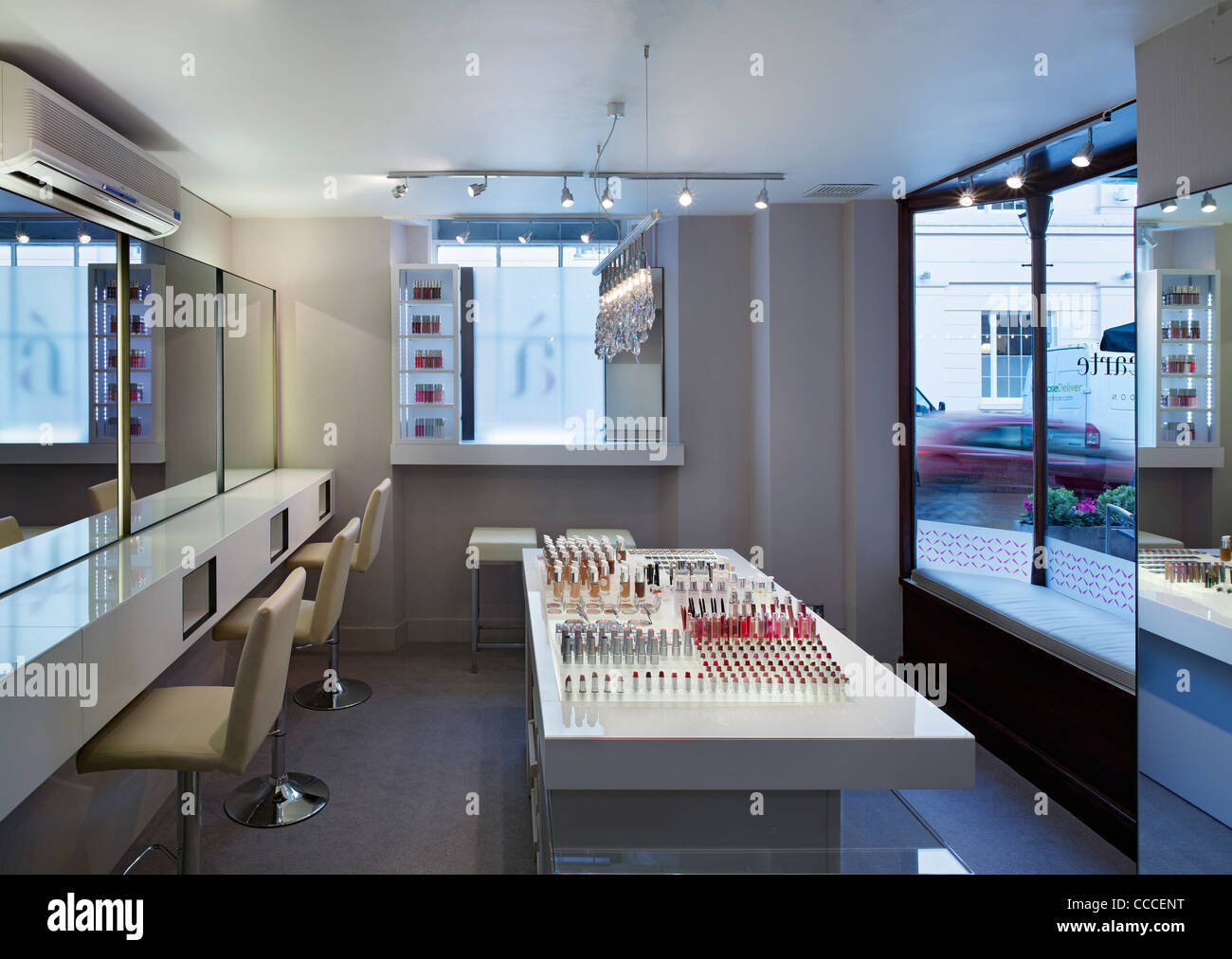 Cosmetics Store Window Display Stock Photos & Cosmetics Store Window ...
