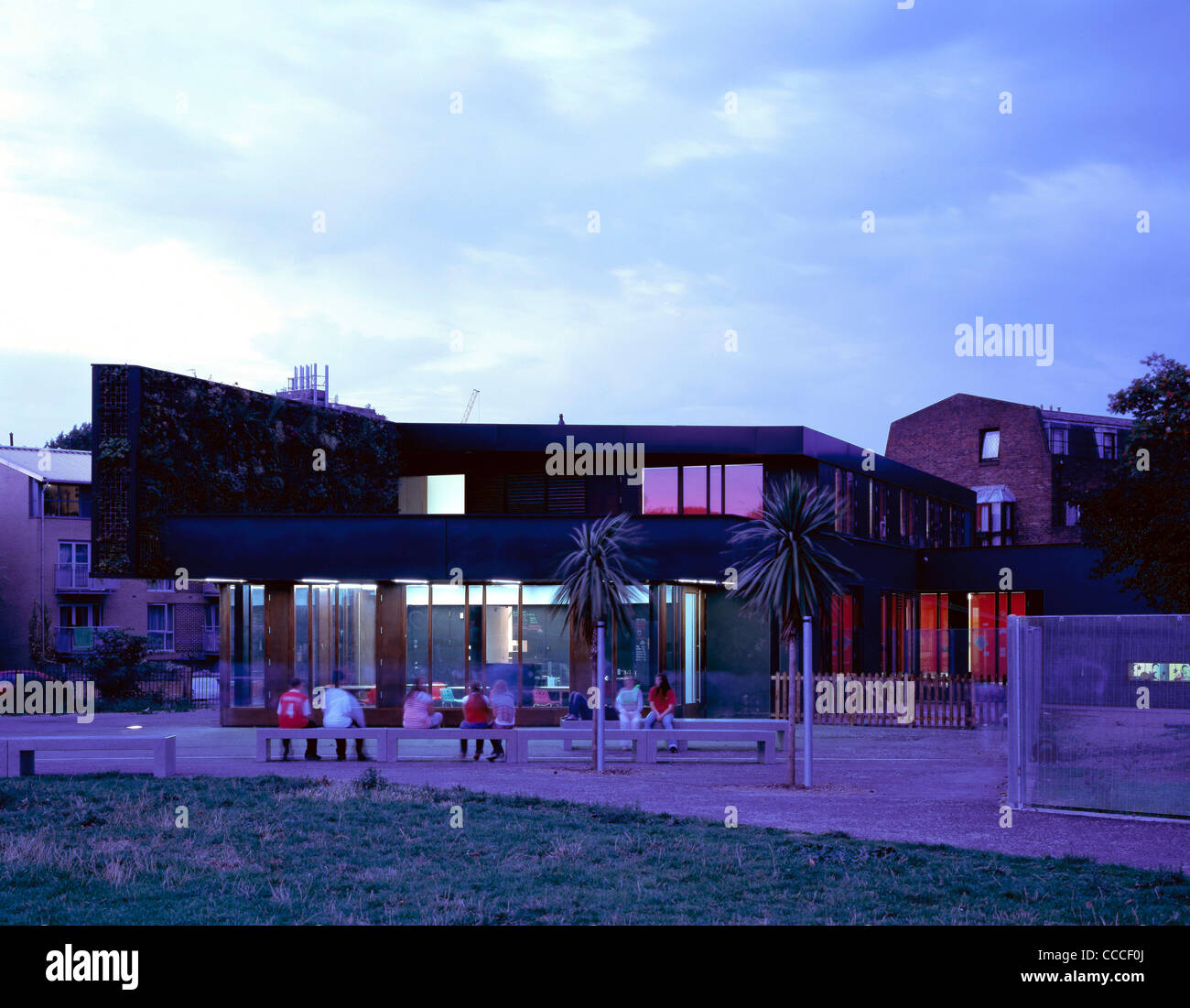 PARADISE PARK SURE START CENTRE EXTERIOR VIEW - DUSK SHOT Stock Photo ...