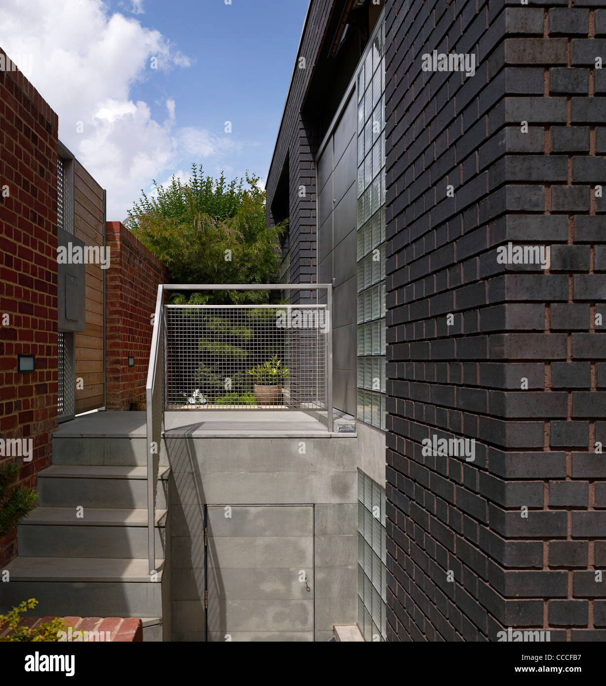 CYPHER HOUSE DAVID WILD SACKS MAGUIRE PRIVATE HOME ENTRANCE GATE CORNER ...