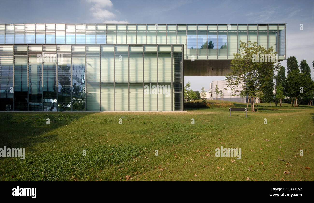 New research development centre company hi-res stock photography and ...