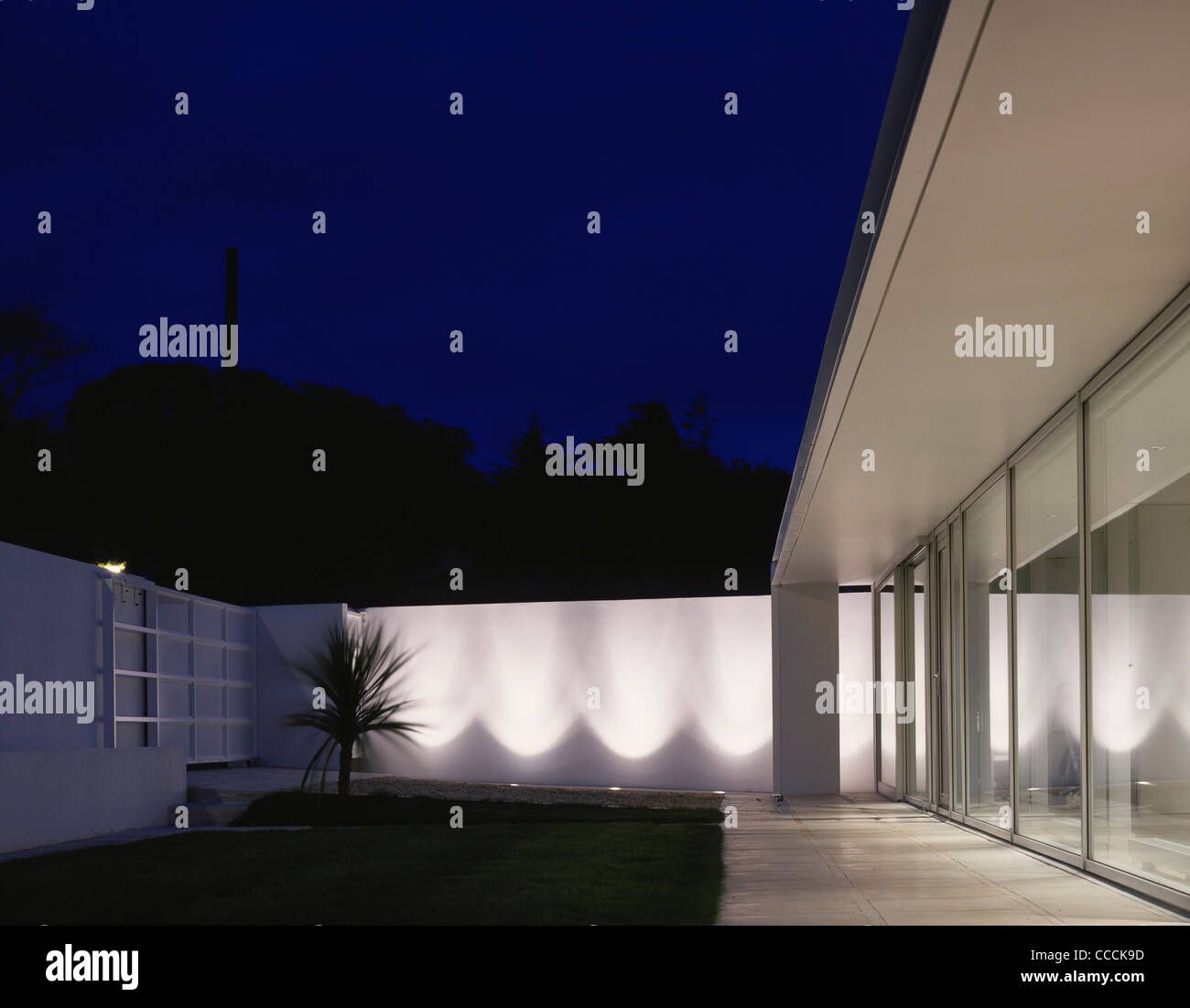 PRIVATE HOUSE GARDEN COURTYARD TO WEST DUSK Stock Photo - Alamy