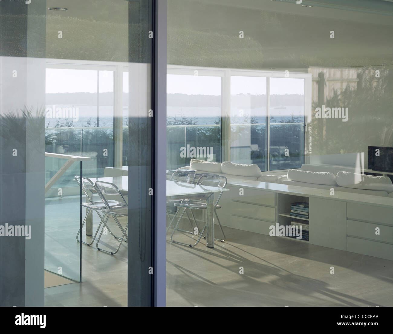 PRIVATE HOUSE OBLIQUE VIEW THROUGH HOUSE Stock Photo - Alamy