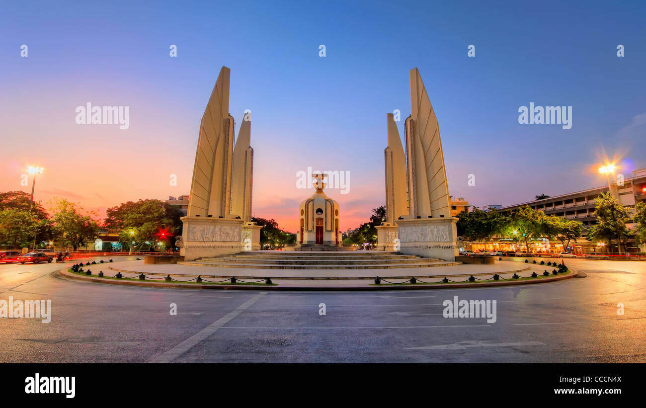 Victory Monument at Dusk, Bangkok, Thailand Stock Photo - Alamy