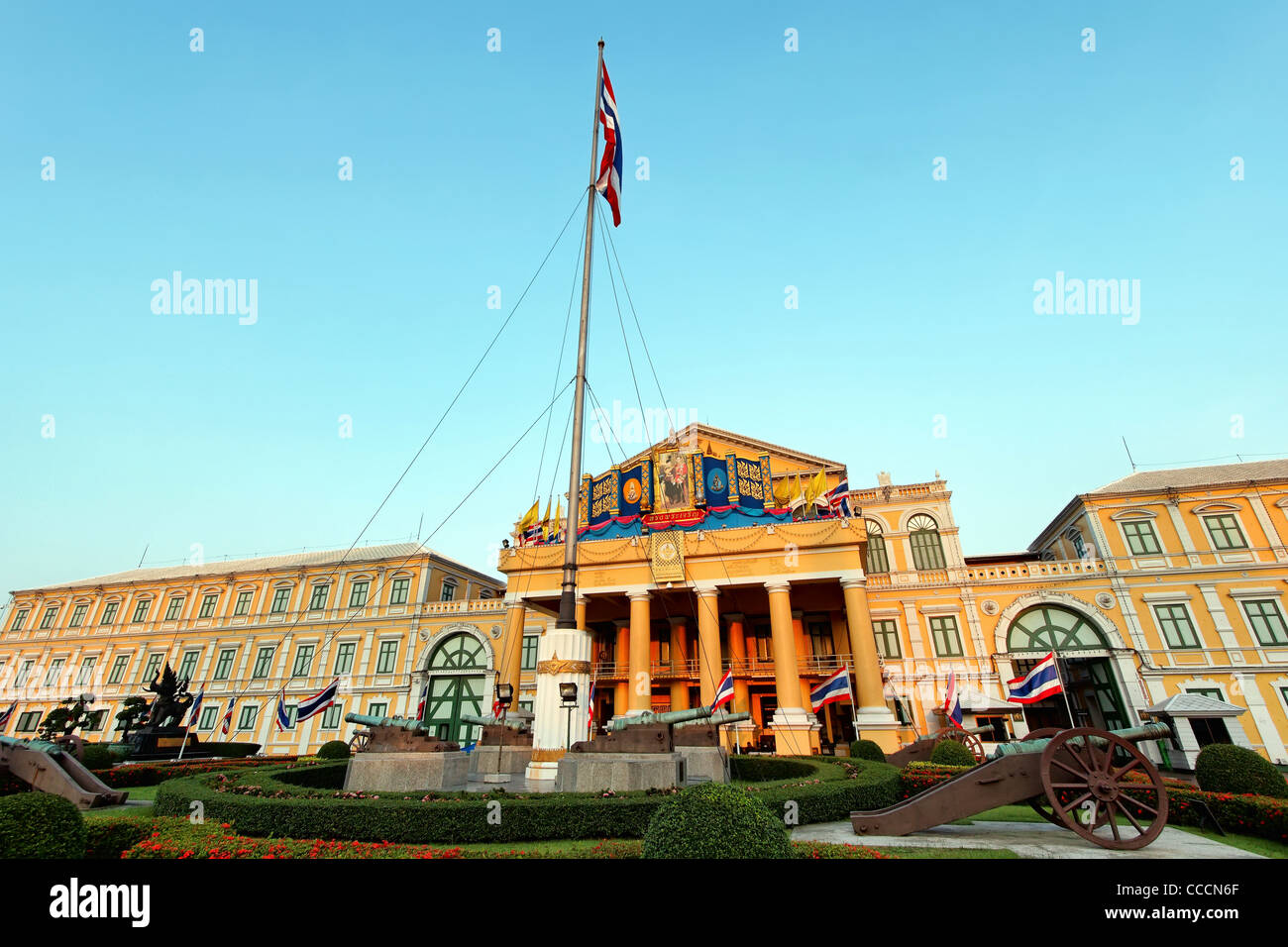 Defence building hi-res stock photography and images - Alamy