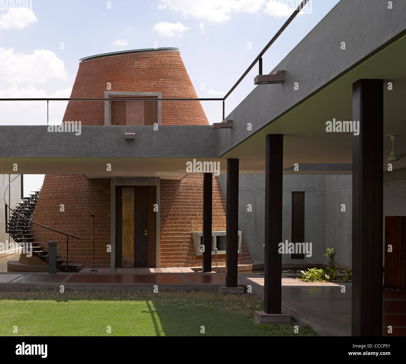 India bungalow exterior hi-res stock photography and images - Alamy