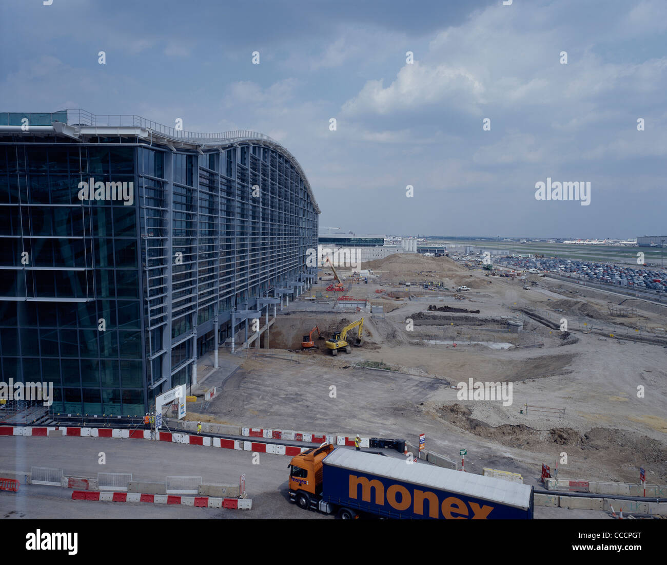 TERMINAL 5 HEATHROW CONSTRUCTION SOUTH ELEVATION, LOOKING TOWARDS ...