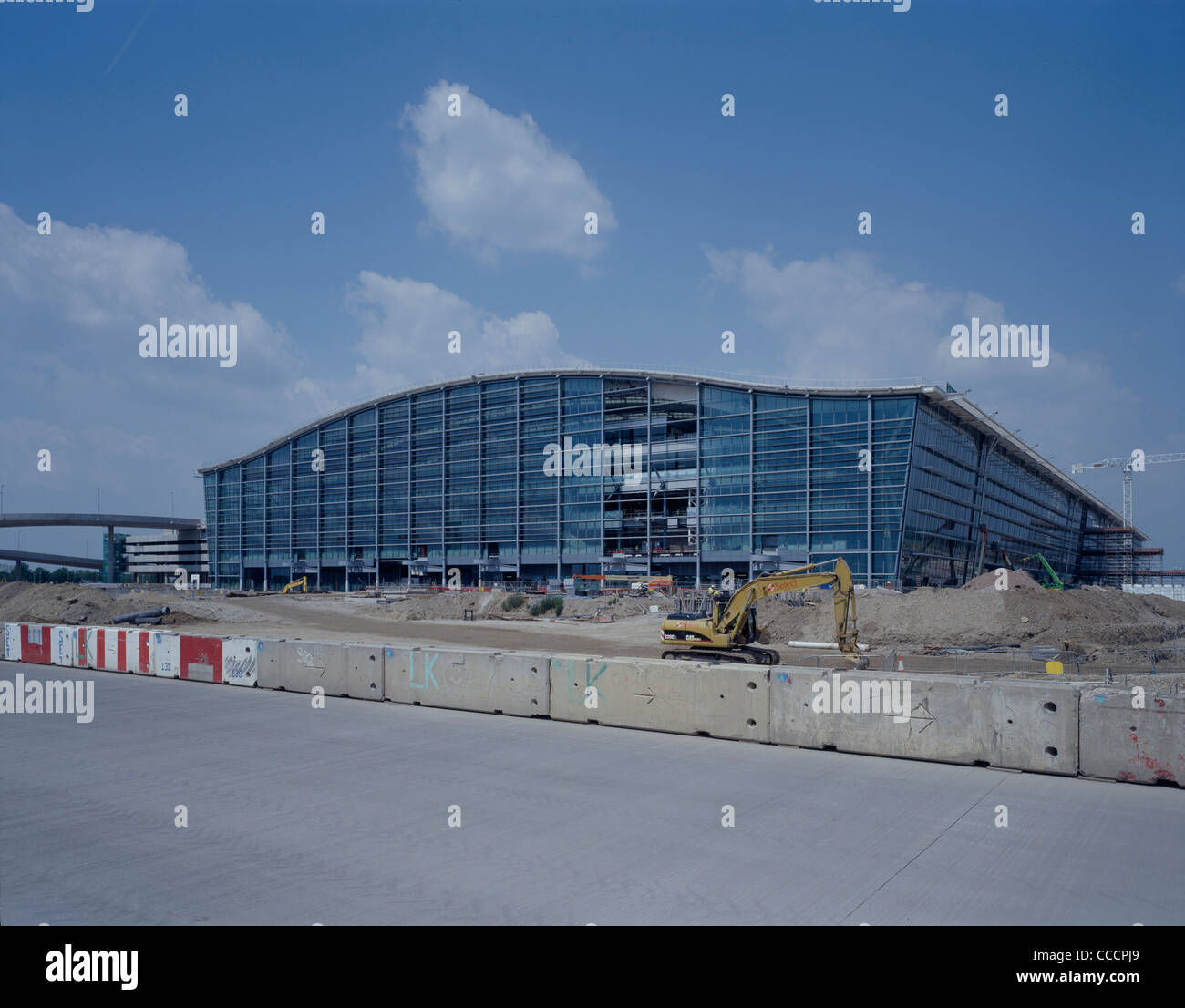TERMINAL 5 HEATHROW CONSTRUCTION SOUTH ELEVATION, AIRSIDE, SHOWING EAST ...