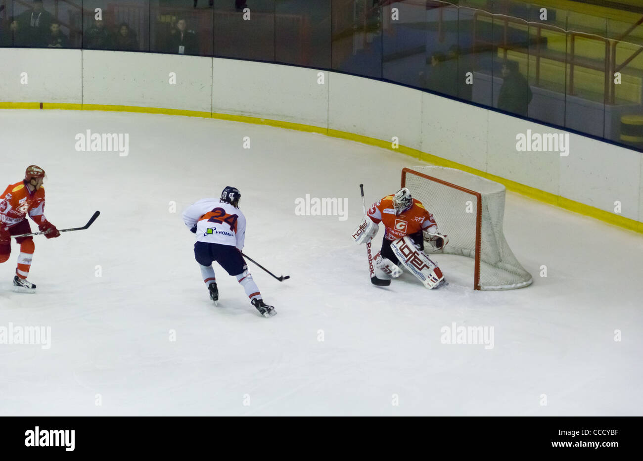 Win duel hi-res stock photography and images - Alamy