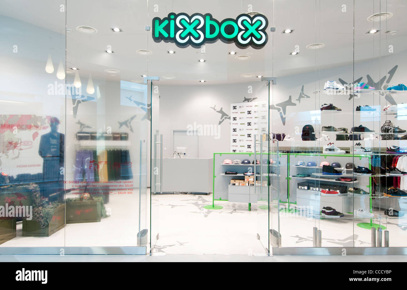 Clothing store in large shopping mall Stock Photo - Alamy